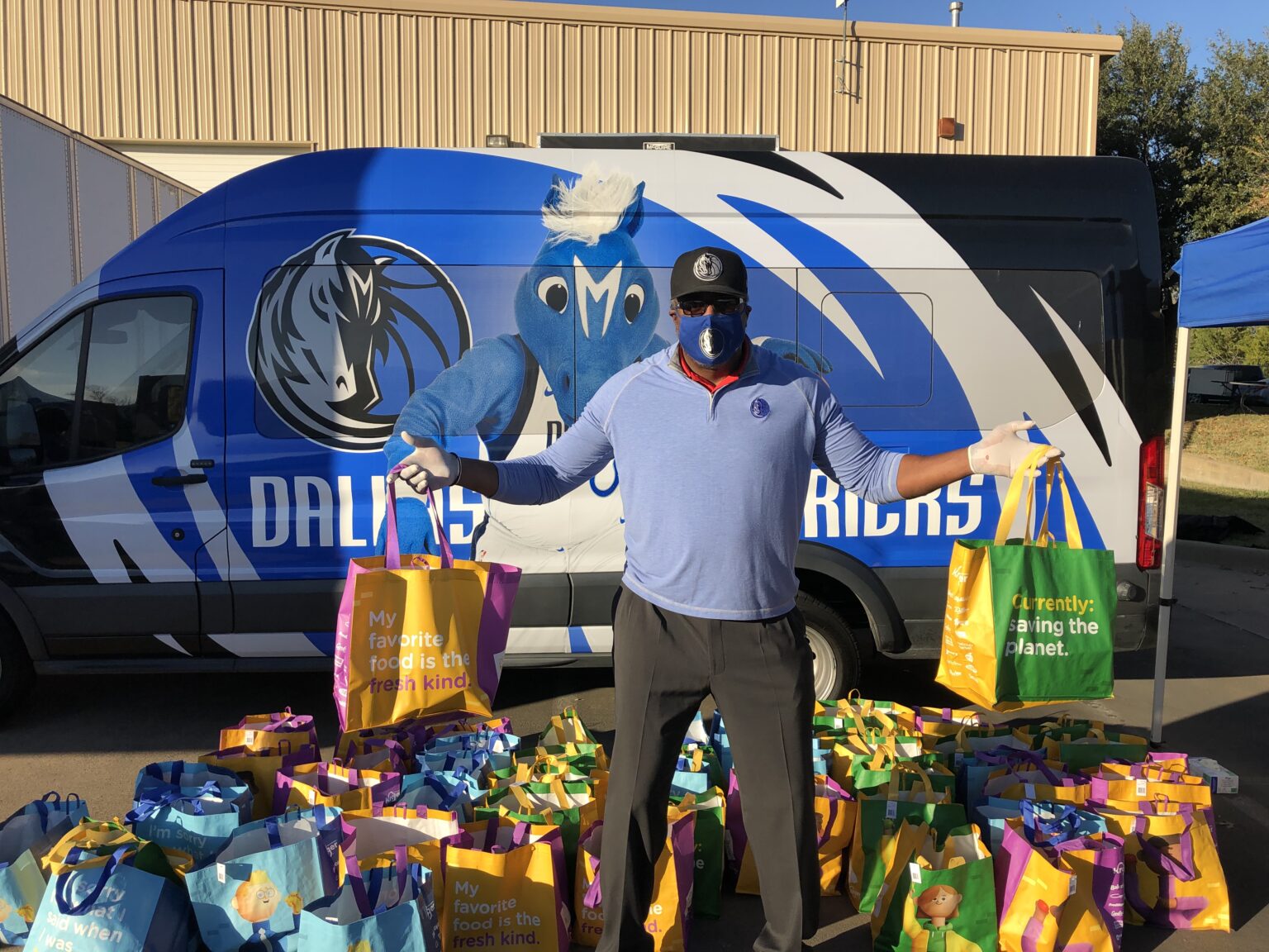 Dallas Mavericks deliver turkeys to families in Dallas | Buckner ...